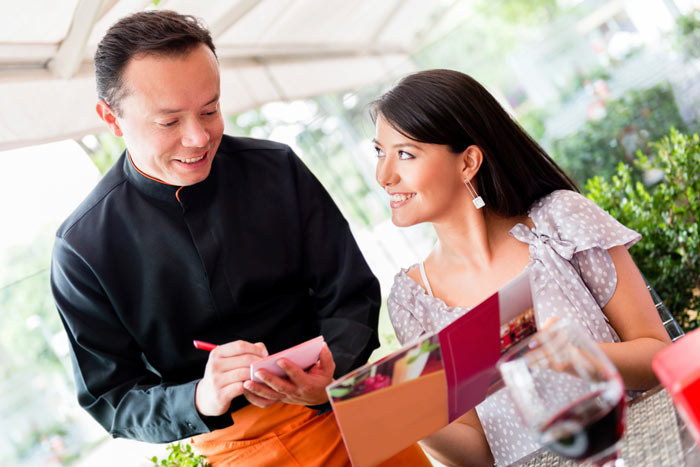 8 Tips for Eating Healthy When Dining Out
