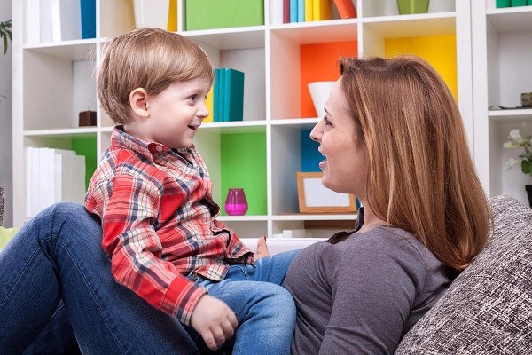 5 Cara Melatih Anak Berbicara yang Menyenangkan 5 Cara Melatih Anak Berbicara yang Menyenangkan