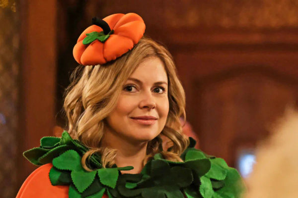 Creative Ways 'Ghosts' Conceals Rose McIver's Baby Bump Post Pregnancy ...