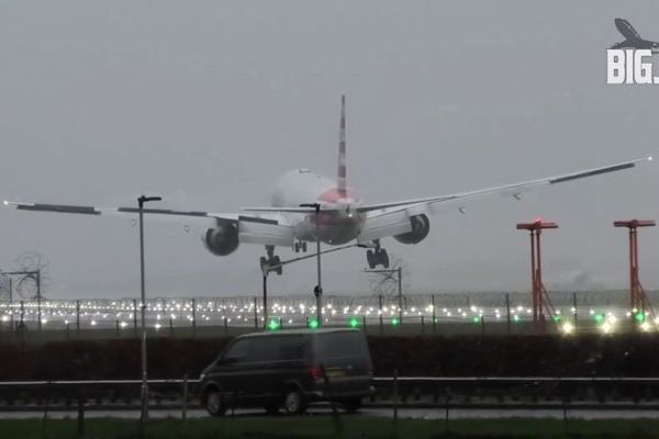 Airplane Endures Bumpy Landing at Heathrow amid Storm Gerrit