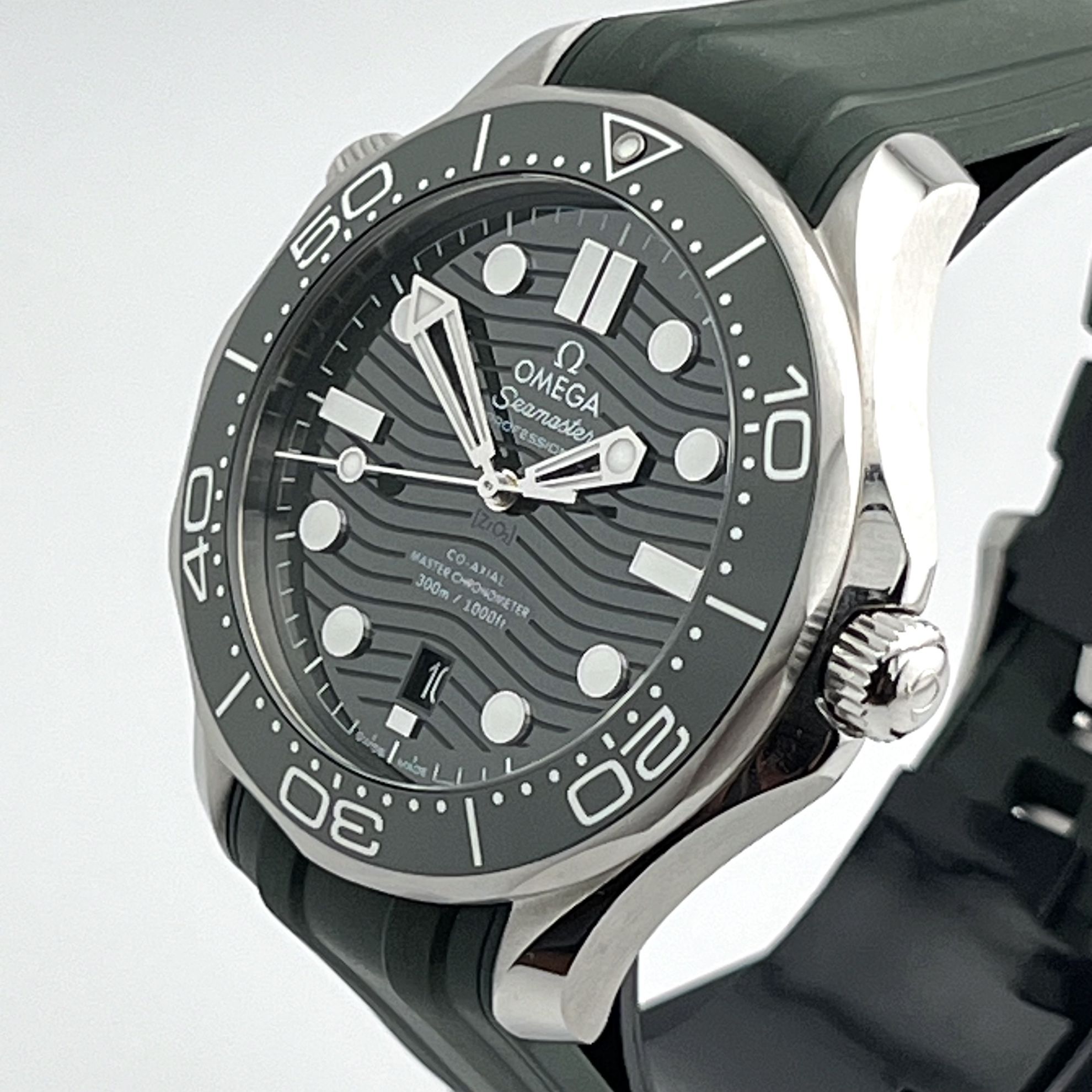Luxury Watch Den. Omega Seamaster Diver 300M Seaweed Green