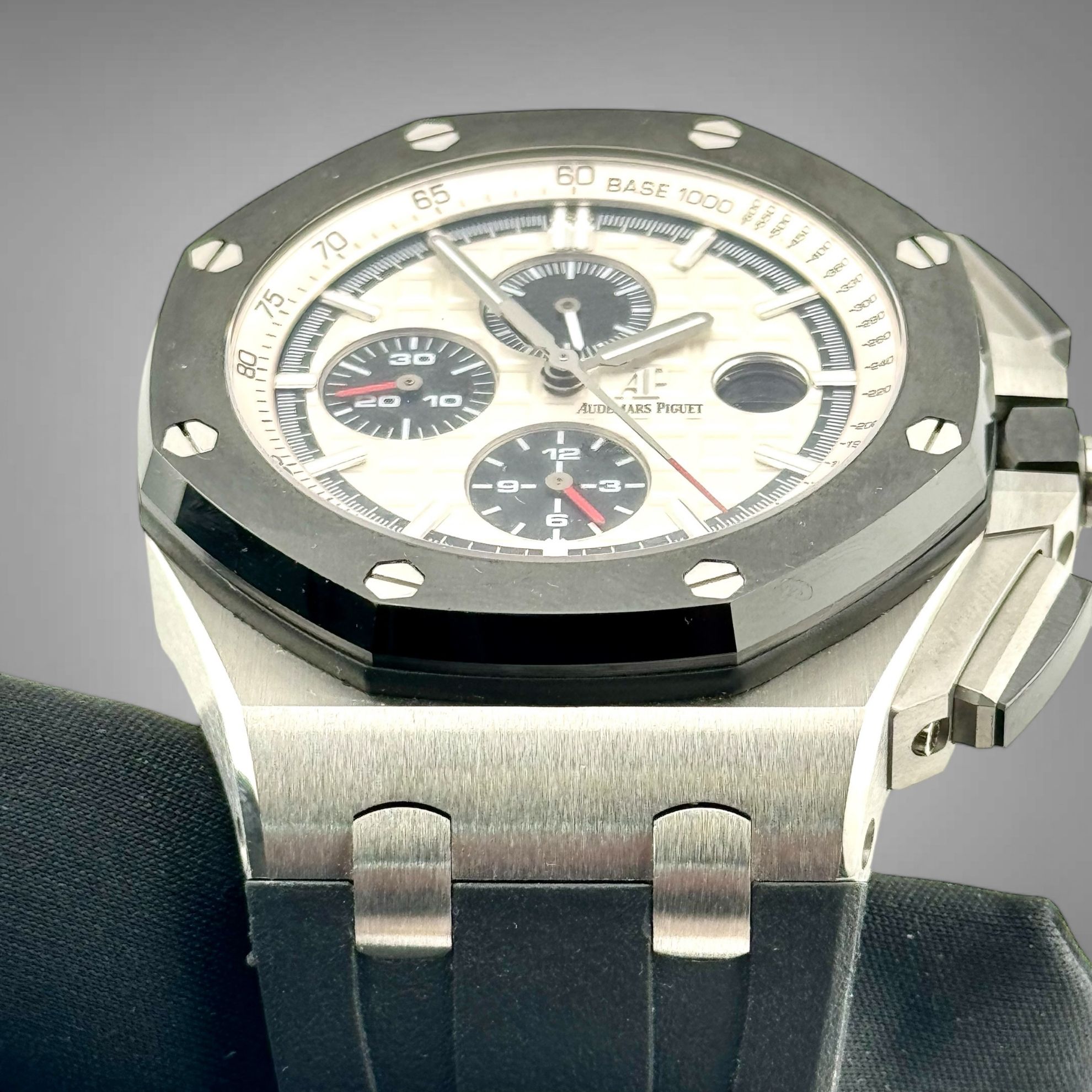 Luxury Watch Den. Audemars Piguet Royal Oak Offshore 26400SO Panda
