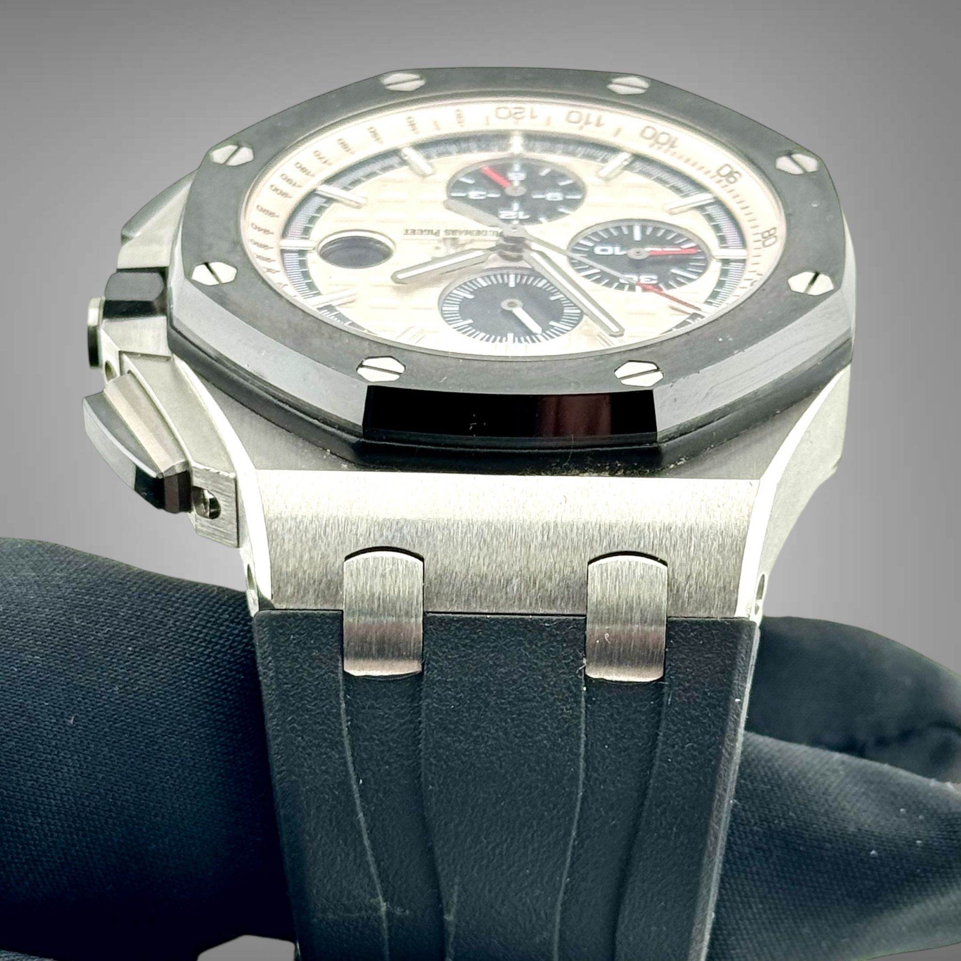 Luxury Watch Den. Audemars Piguet Royal Oak Offshore 26400SO Panda