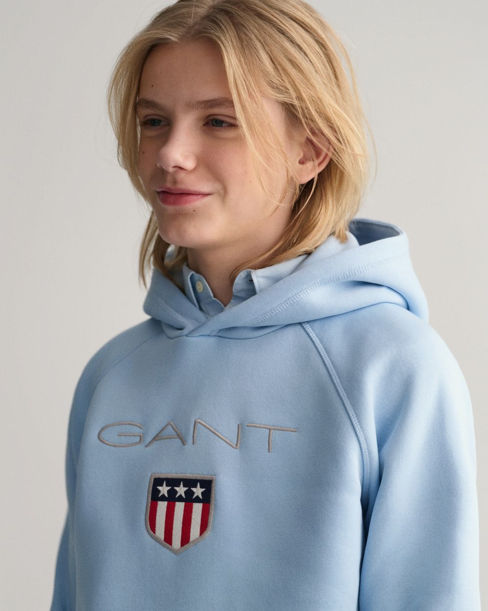 Teens GANT Shield Hoodie | Siste mote: Klær, tilbehør og interiør | GANT.no