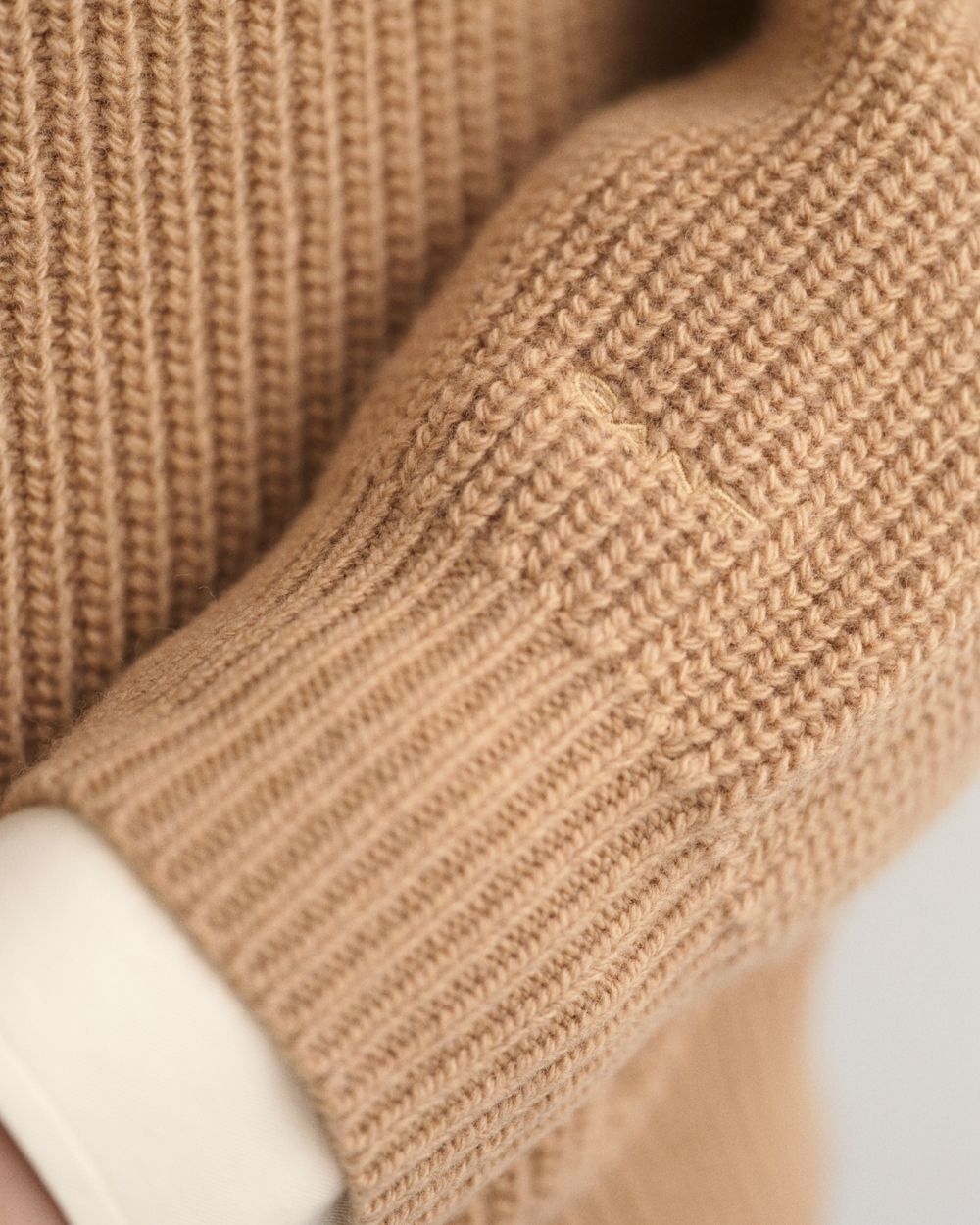 Ribbet ull V-hals genser | Siste mote: Klær, tilbehør og interiør | GANT.no