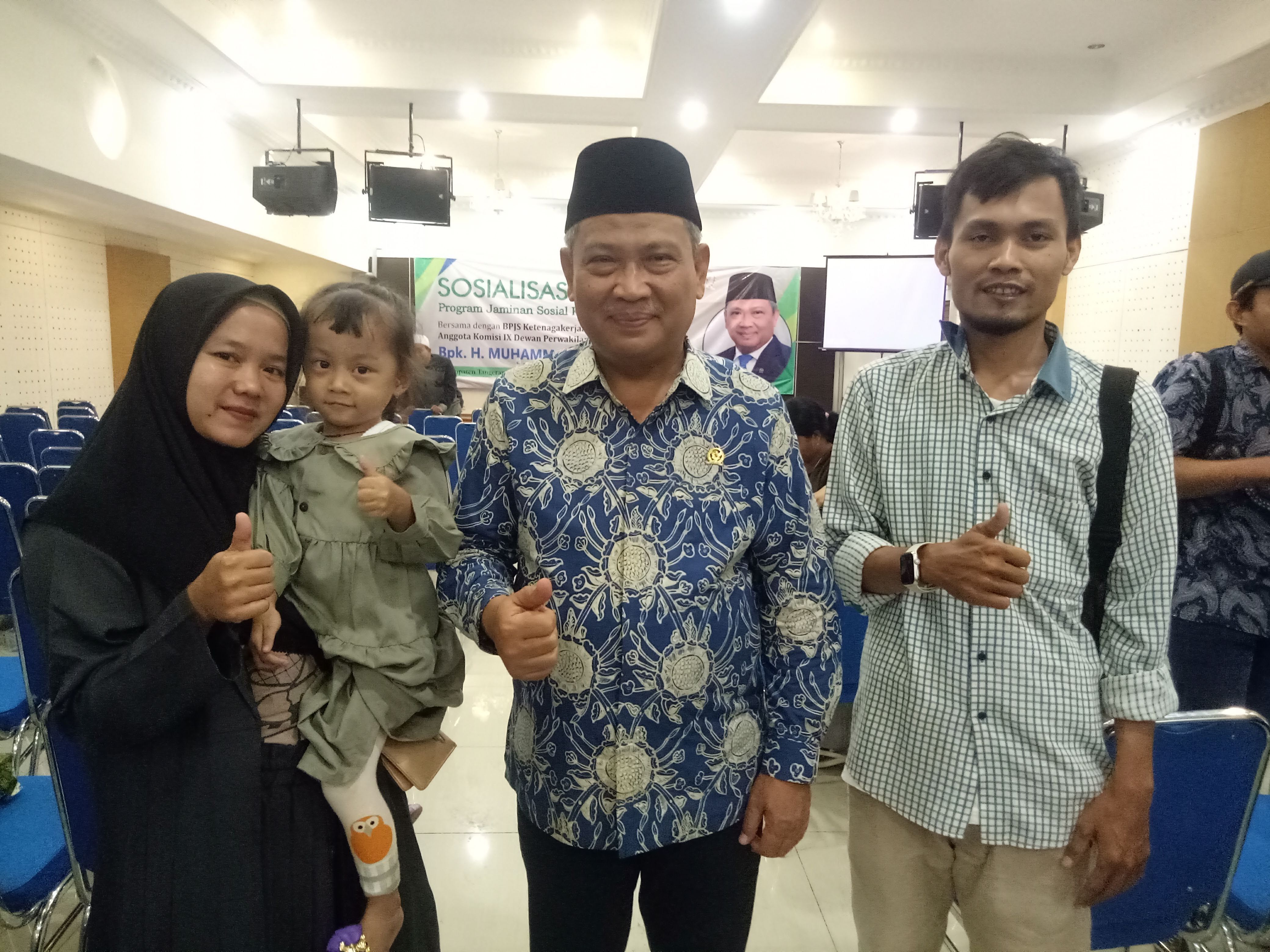 Dewan Muhammad Rizal Foto Bersama Keluarga Milenial - seputarbanten.id