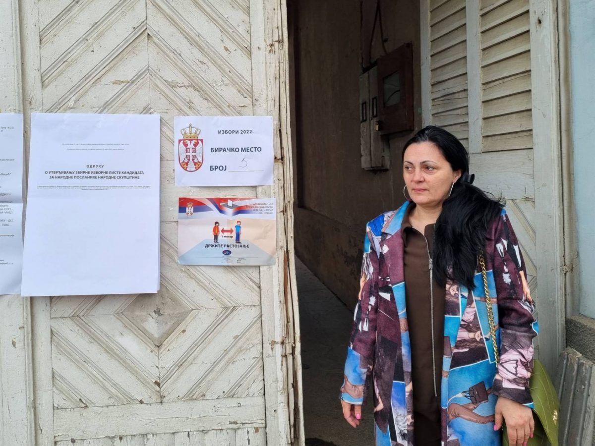 Predsednica opštine Bela Crkva Violeta Simić glasala na biračkom mestu ...