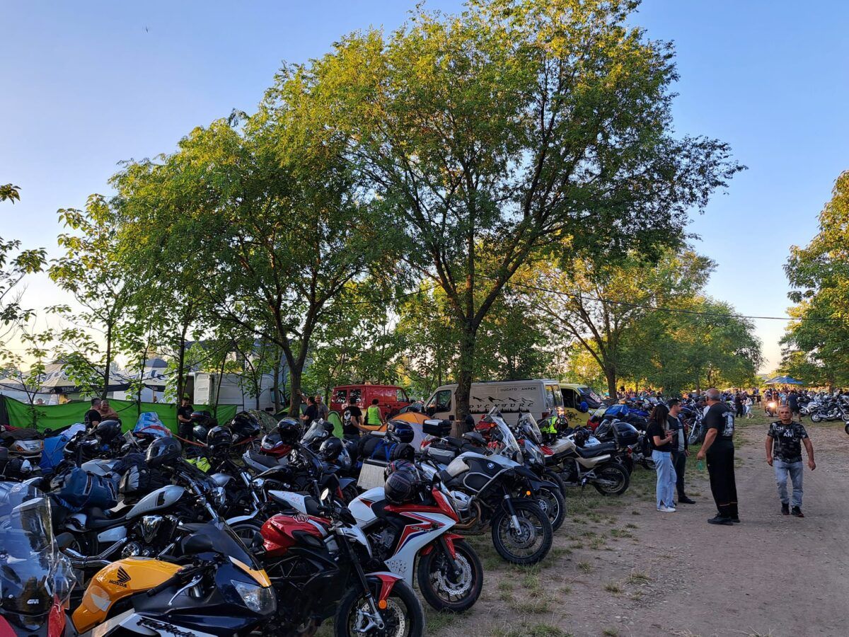 Više od 2000 bajkera iz zemlje i regiona na moto skupu u Beloj Crkvi ...