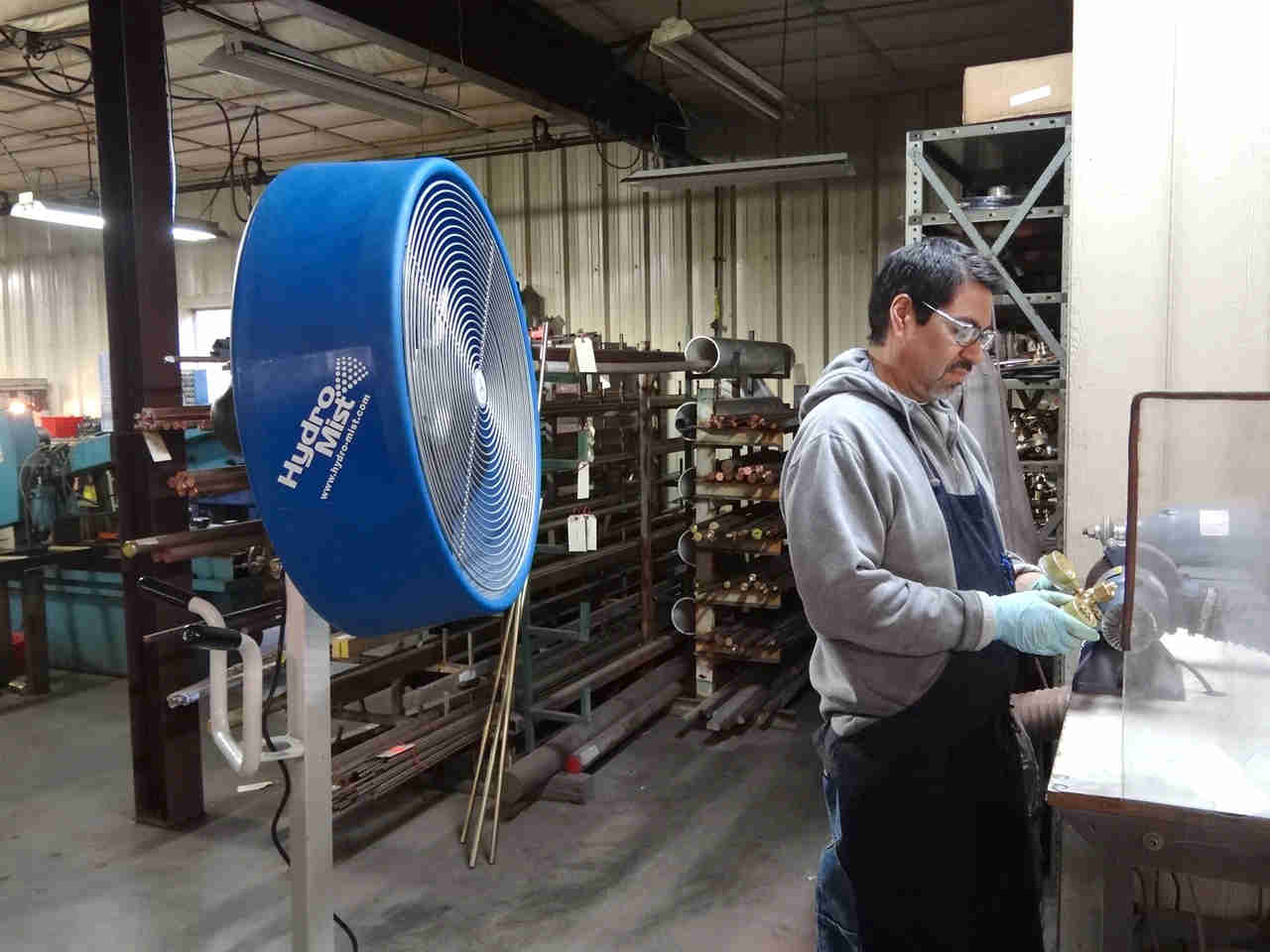 BOSS Industrial Out /Indoor 24" Shrouded Oscillating Floor Fan-2 Speeds
