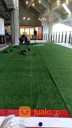 Balkon Lantai Atas Hiasi Dengan Rumput Sintetis di Kota Jakarta Utara ...