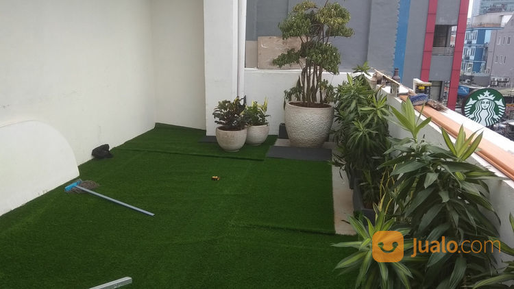 Balkon Lantai Atas Hiasi Dengan Rumput Sintetis di Kota Jakarta Utara ...