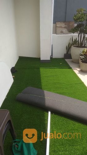 Balkon Lantai Atas Hiasi Dengan Rumput Sintetis di Kota Jakarta Utara ...