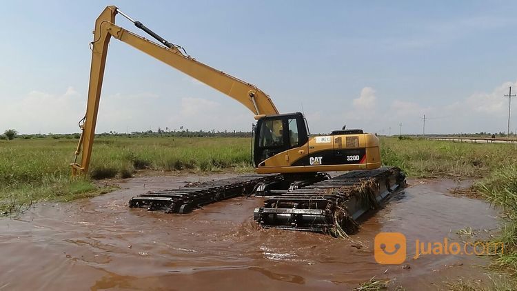 AMPIBI EXCAVATOR SWAMP BEKO LUMPUR di Kota Samarinda, Kalimantan Timur ...