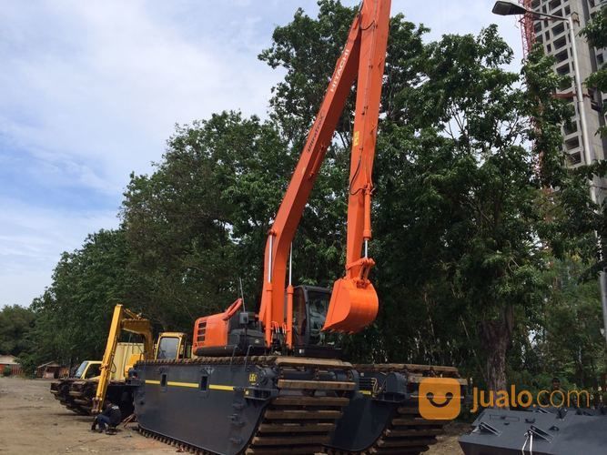 AMPIBI EXCAVATOR SWAMP BEKO LUMPUR di Kota Samarinda, Kalimantan Timur ...