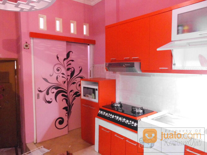 Kitchen Set Warna Merah Dengan Tempat Kulkas Dan Cover Kompor Tanam di ...