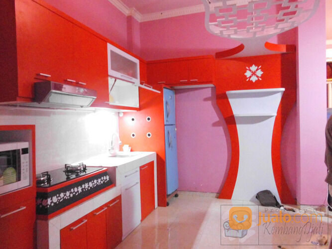 Kitchen Set Warna Merah Dengan Tempat Kulkas Dan Cover Kompor Tanam di ...