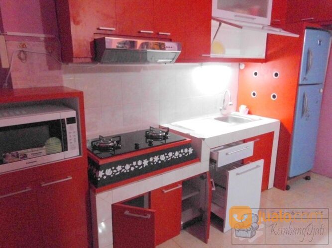 Kitchen Set Warna Merah Dengan Tempat Kulkas Dan Cover Kompor Tanam di ...