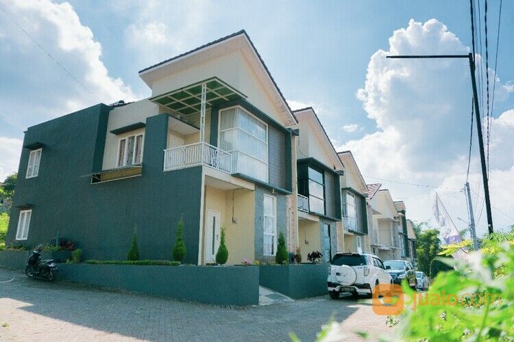 Villa 2 lantai plus balkon dan private pool view gunung panderman di ...