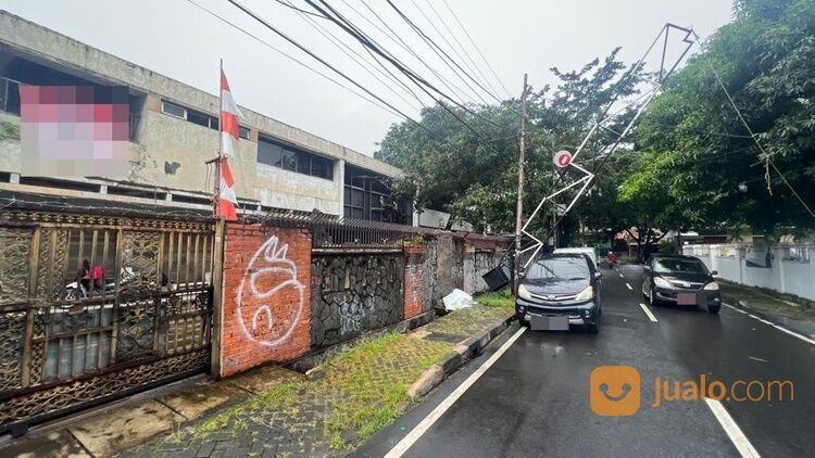 Rumah di pinggir jalan raya Cikini Menteng di Kota Jakarta Pusat, DKI ...