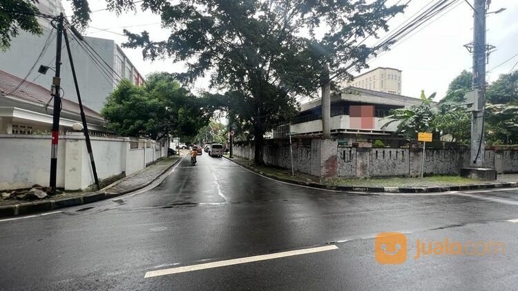 Rumah di pinggir jalan raya Cikini Menteng di Kota Jakarta Pusat, DKI ...