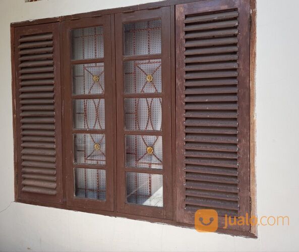 Jendela Kayu lengkap dengan teralis di Kota Manado, Sulawesi Utara ...