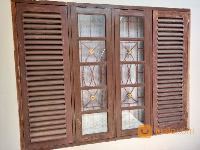 Jendela Kayu lengkap dengan teralis di Kota Manado, Sulawesi Utara ...