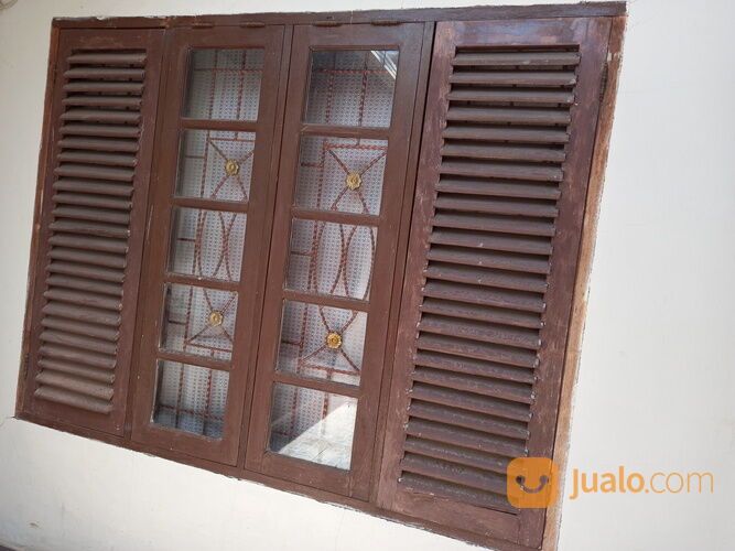 Jendela Kayu lengkap dengan teralis di Kota Manado, Sulawesi Utara ...