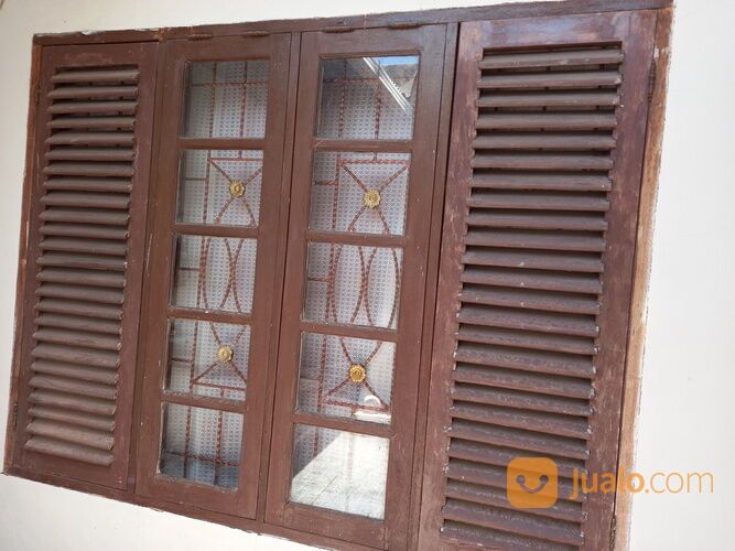 Jendela Kayu lengkap dengan teralis di Kota Manado, Sulawesi Utara ...