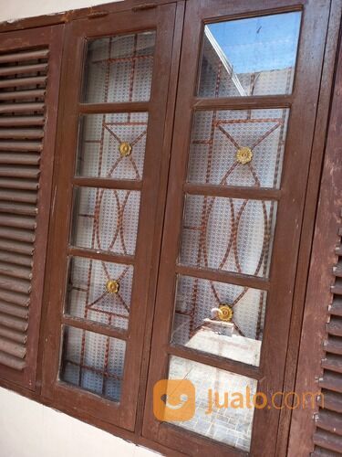 Jendela Kayu lengkap dengan teralis di Kota Manado, Sulawesi Utara ...
