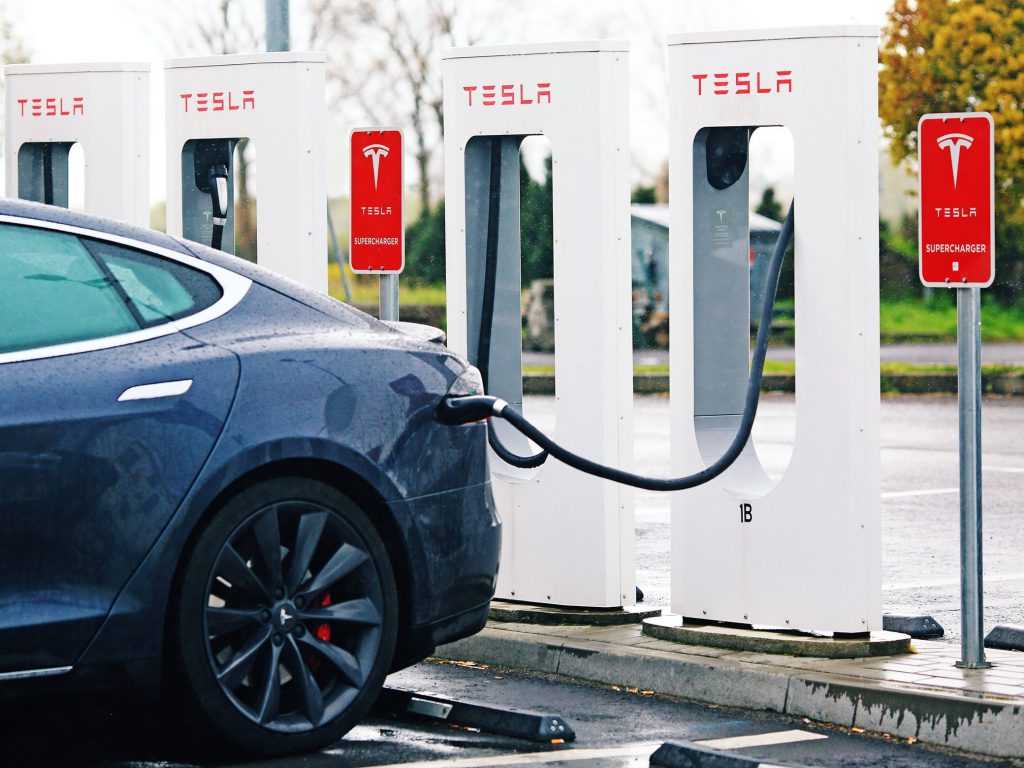 Mobil Listrik Tesla, Mobil Paling Hits Masa Kini dengan Desain Futuristik!