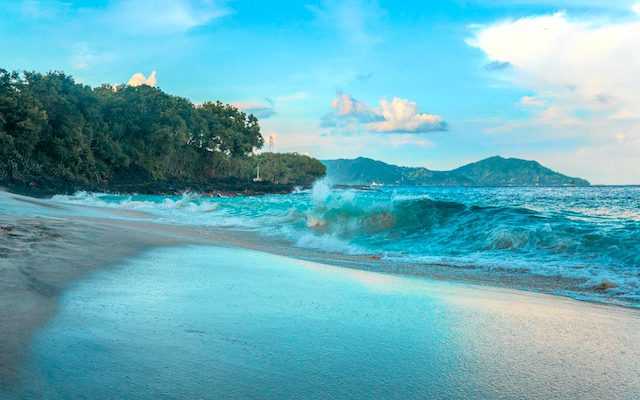 Harga Masuk Pantai Bulbul yang Punya Pasir Putih Cantik