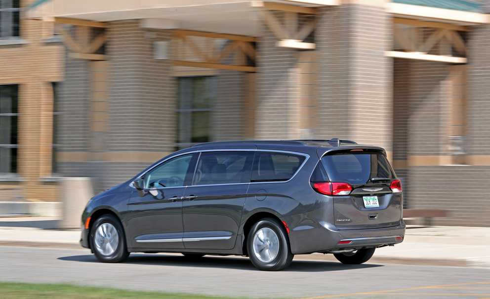 2017 Chrysler Pacifica Test Drive Rear Side View Gallery (Photo 22 of 25)