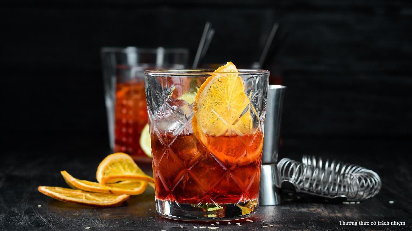 Cách pha rượu Chivas với Coca HẤP DẪN như Bartender