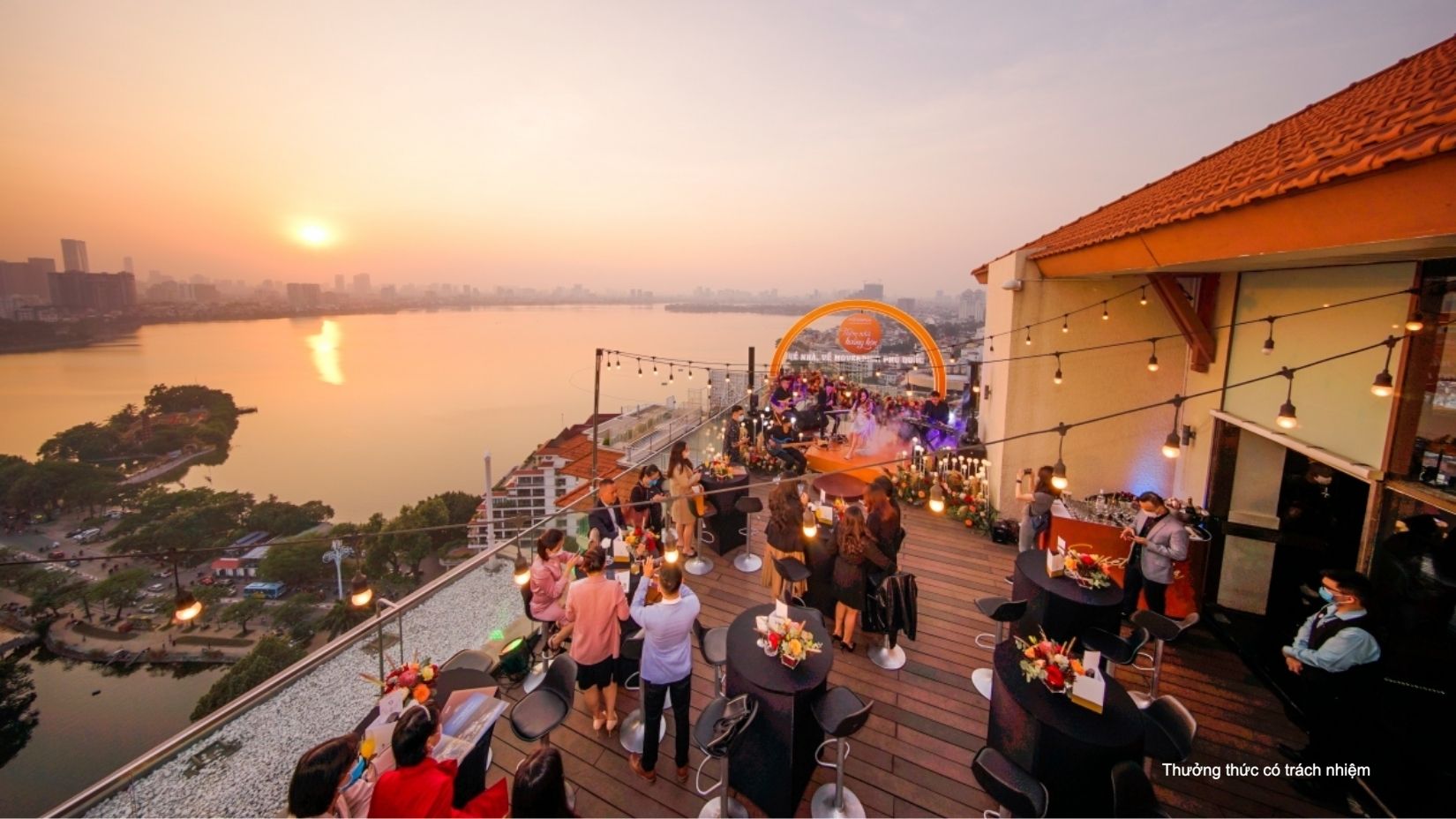 The Summit Bar: Đỉnh Cao Của Nghệ Thuật Thưởng Thức Chivas Tại Hà Nội