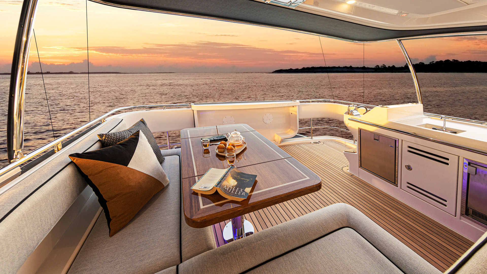 Riviera 72 Sports Motor Yacht - Lee Marine