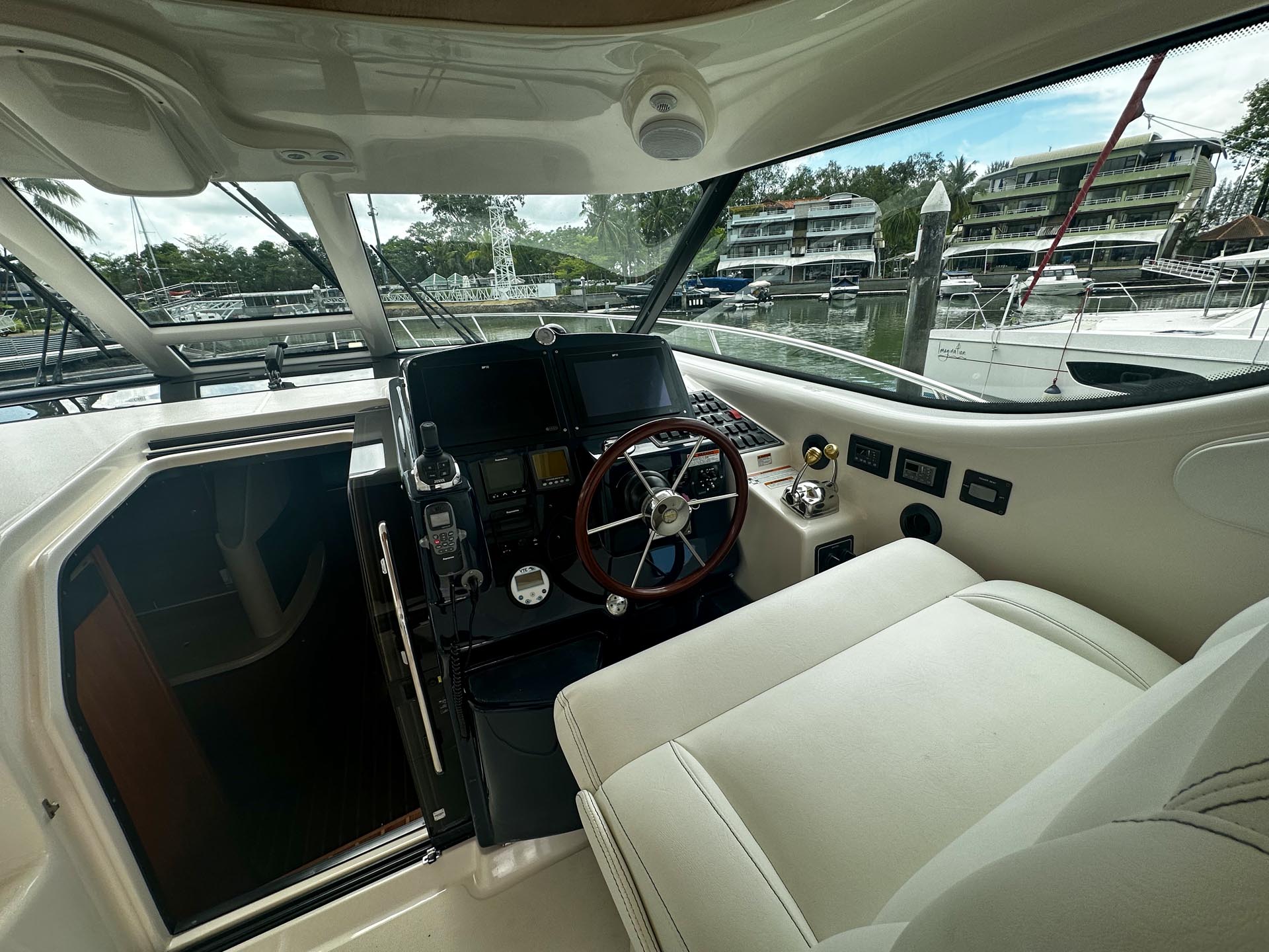 Tiara Sovran 4300 - Crystal (2008) - Lee Marine