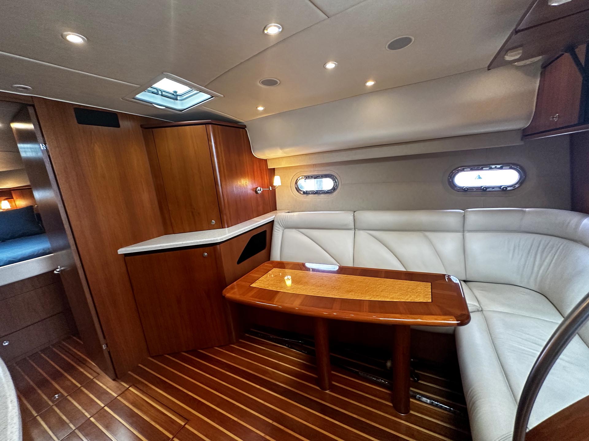 Tiara Sovran 4300 - Crystal (2008) - Lee Marine