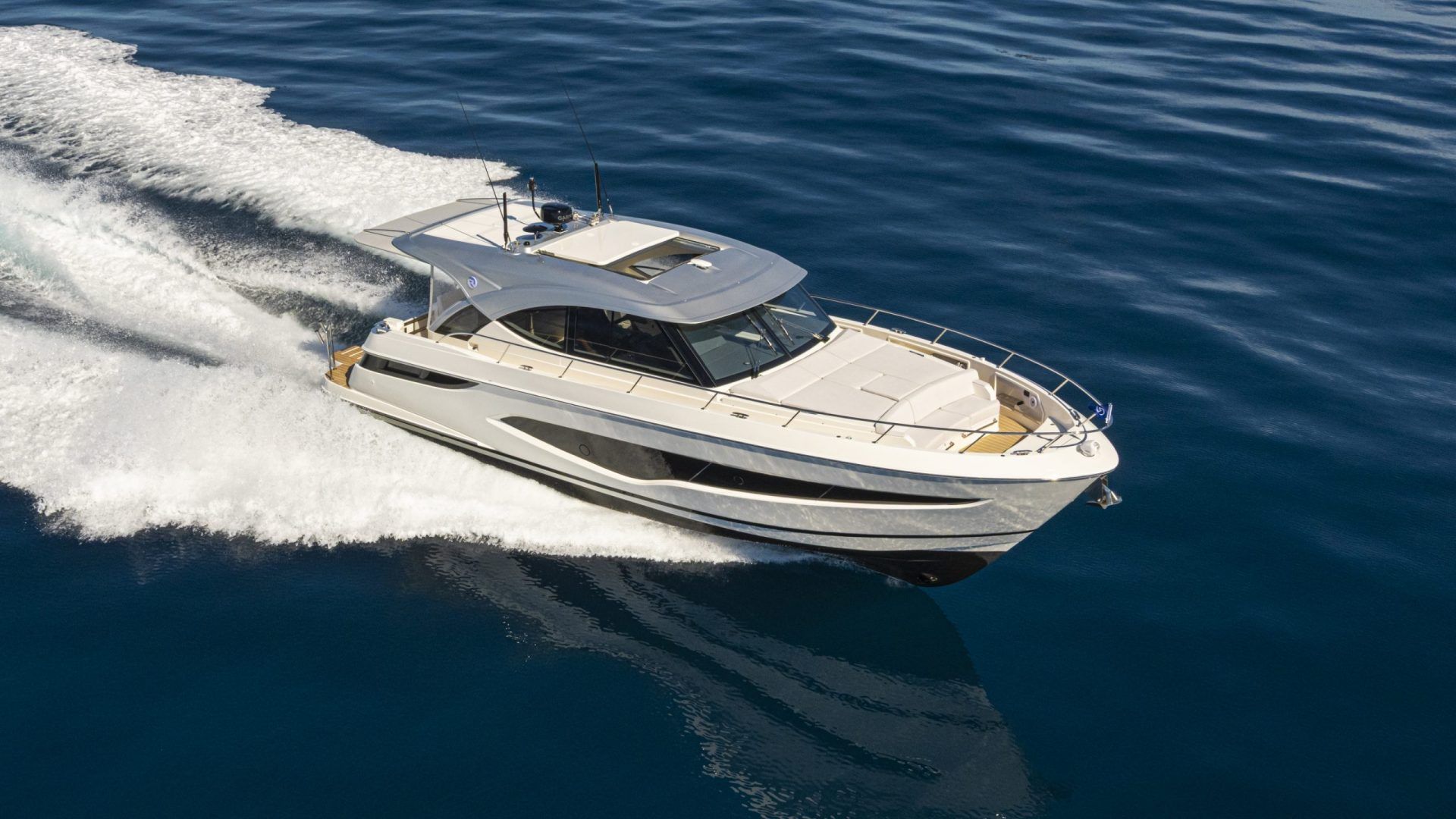 2025 Riviera 4300 Sport Express World Premiere - Lee Marine