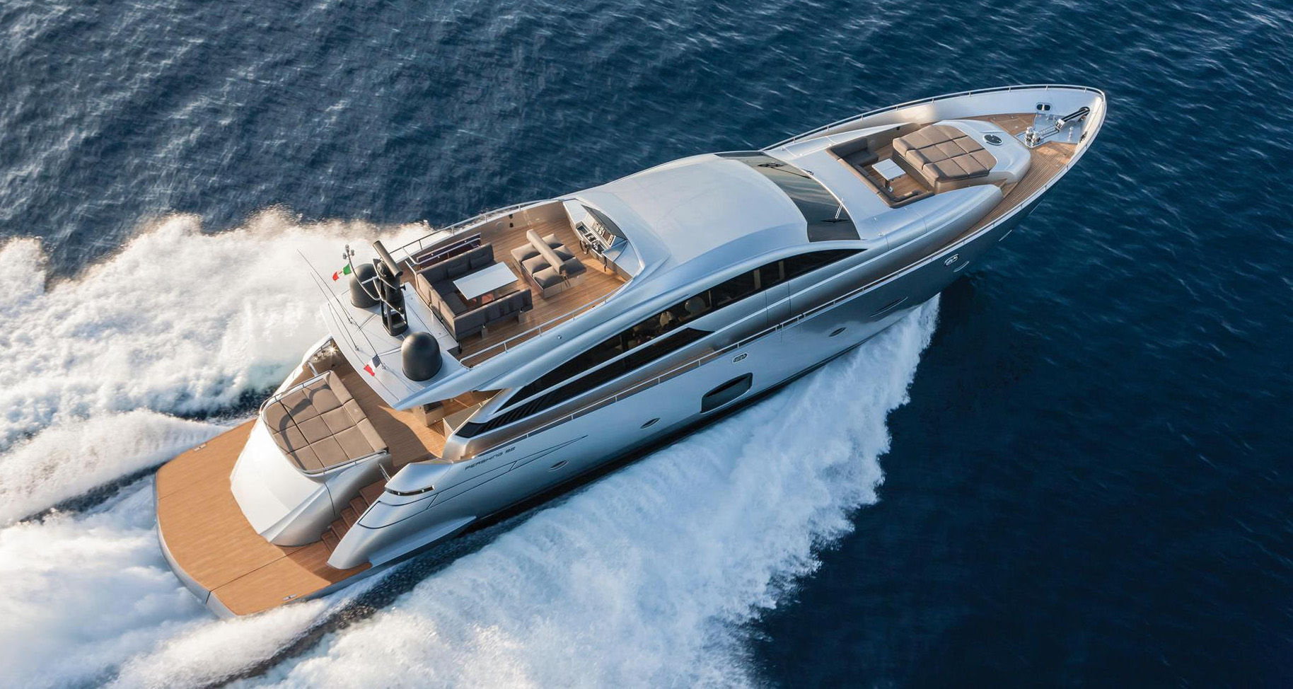 Stunning Show Boat – Pershing 92 - Lee Marine
