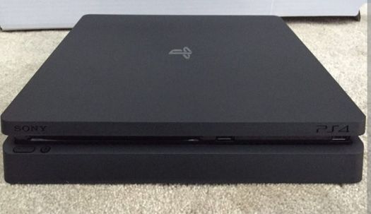 PS4 Slim en très bonne état à Djibouti