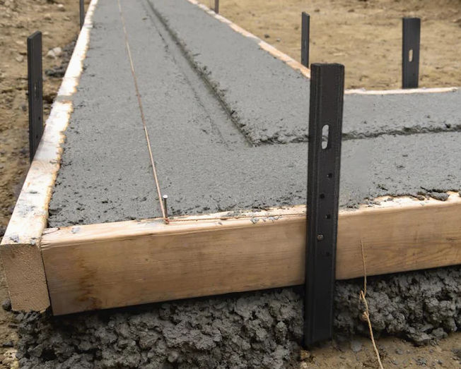 Straighten a Fence Post Using a Ratchet Strap - Abdullah Yahya