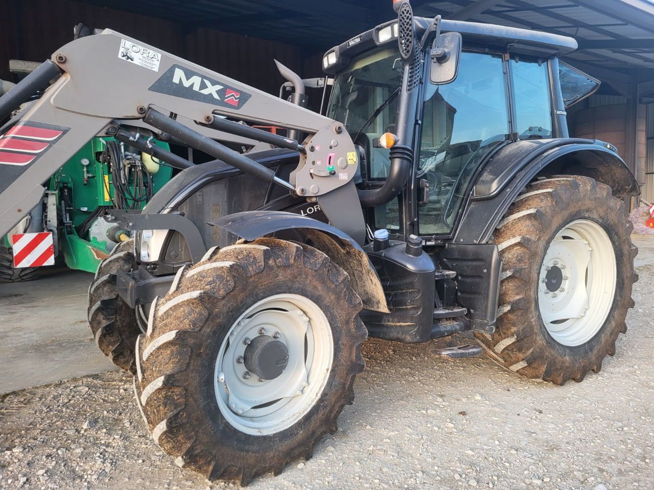 E-FARM: Valtra N113 - Tracteur - id BEMPEPN - 32 000 € - Année: 2014 - Lecture du nombre d'heure ...
