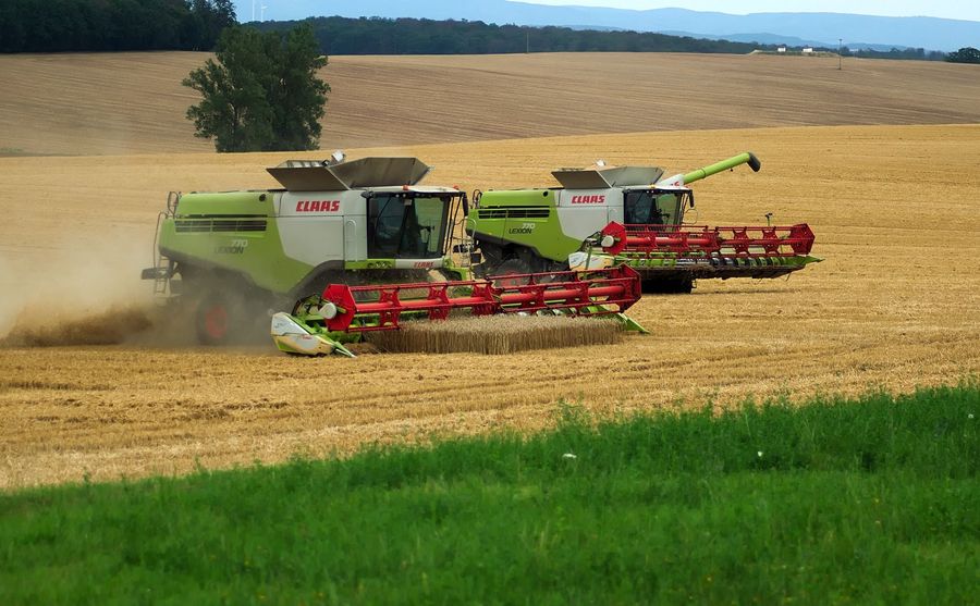 E-FARM: Used Claas combines