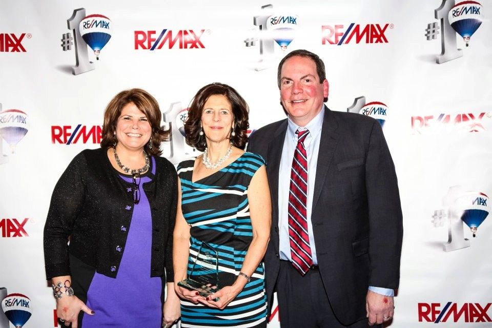 RI RE/MAXXER of the Year Awarded to Debra Donahue