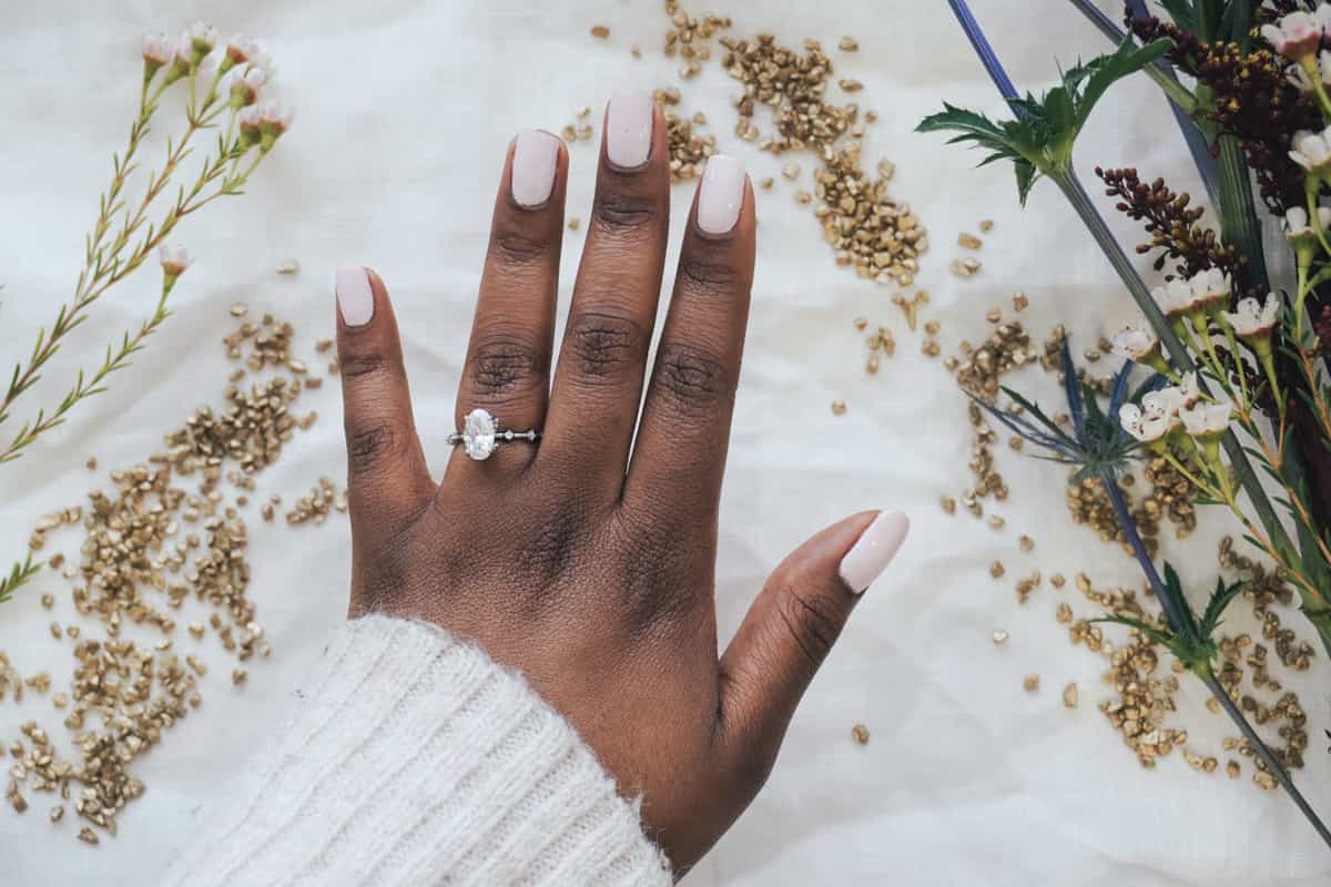How to Guess Ring Sizes Without Her Knowing - Engagestudio