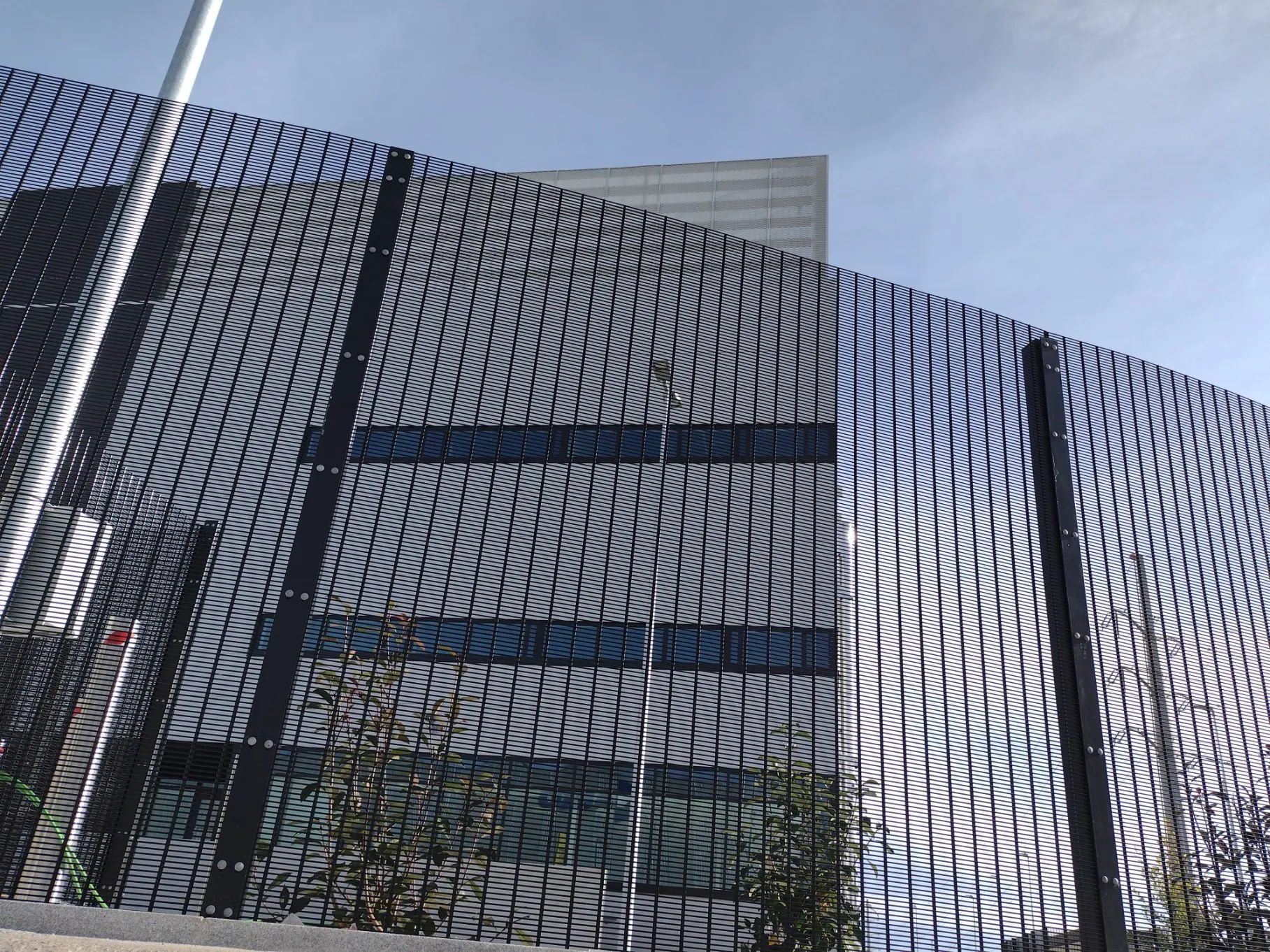 A guide to invisible fence security systems | Barkers Security Engineering