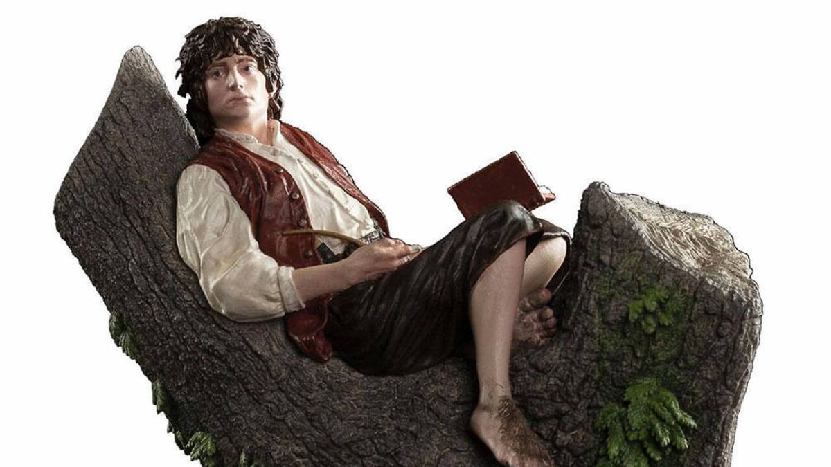 The Lord of The Rings: Frodo Baggins on tree stump statue - POW! The ...