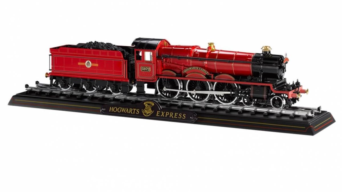 Harry Potter: Hogwarts Express Die Cast Train Model and Base - POW! The ...