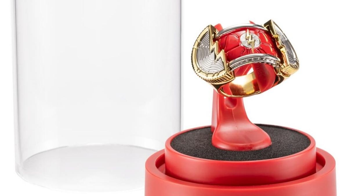 DC Comics: The Flash Movie - The Flash Prop Replica Ring with Display ...