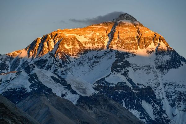 China Welcomes Foreign Climbers Back to Mount Everest